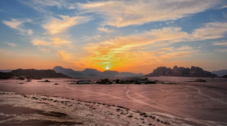 Courir de nuit dans le désert du Wadi Rum en Jordanie