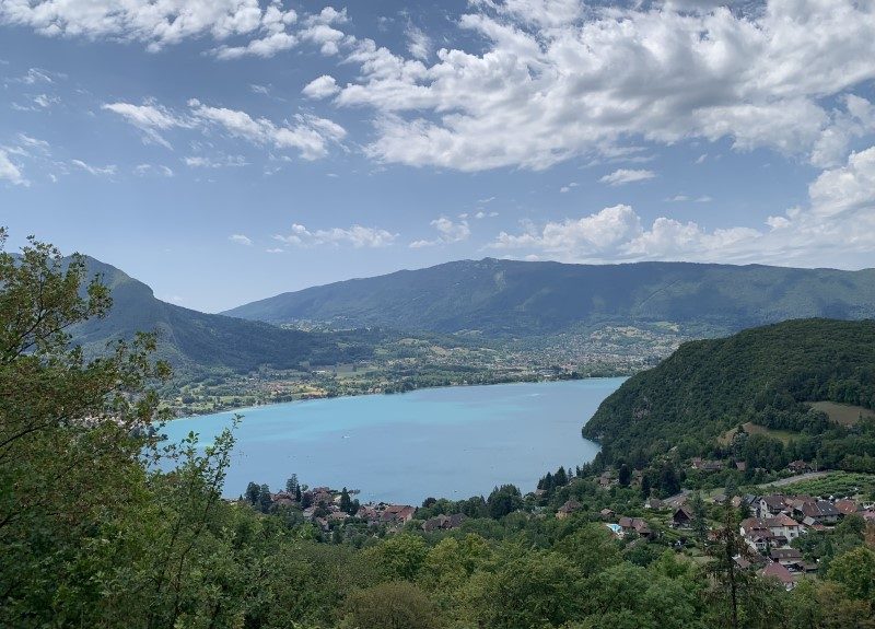 Des rires et des chants dans la caravane publicitaire de Logis Hôtels